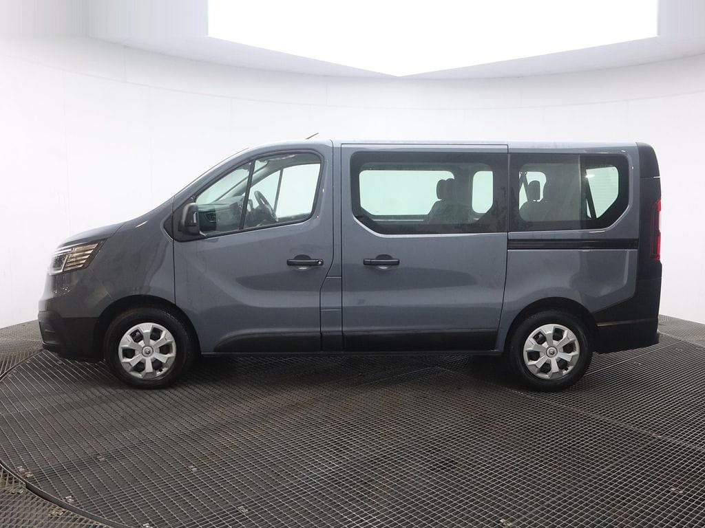 Renault Trafic SL28 Business 9 Seat Minibus - Minibus World