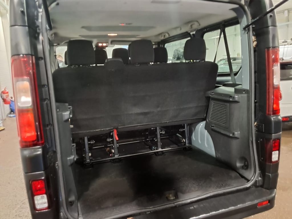 Renault Trafic SL28 Business 9 Seat Minibus - Minibus World
